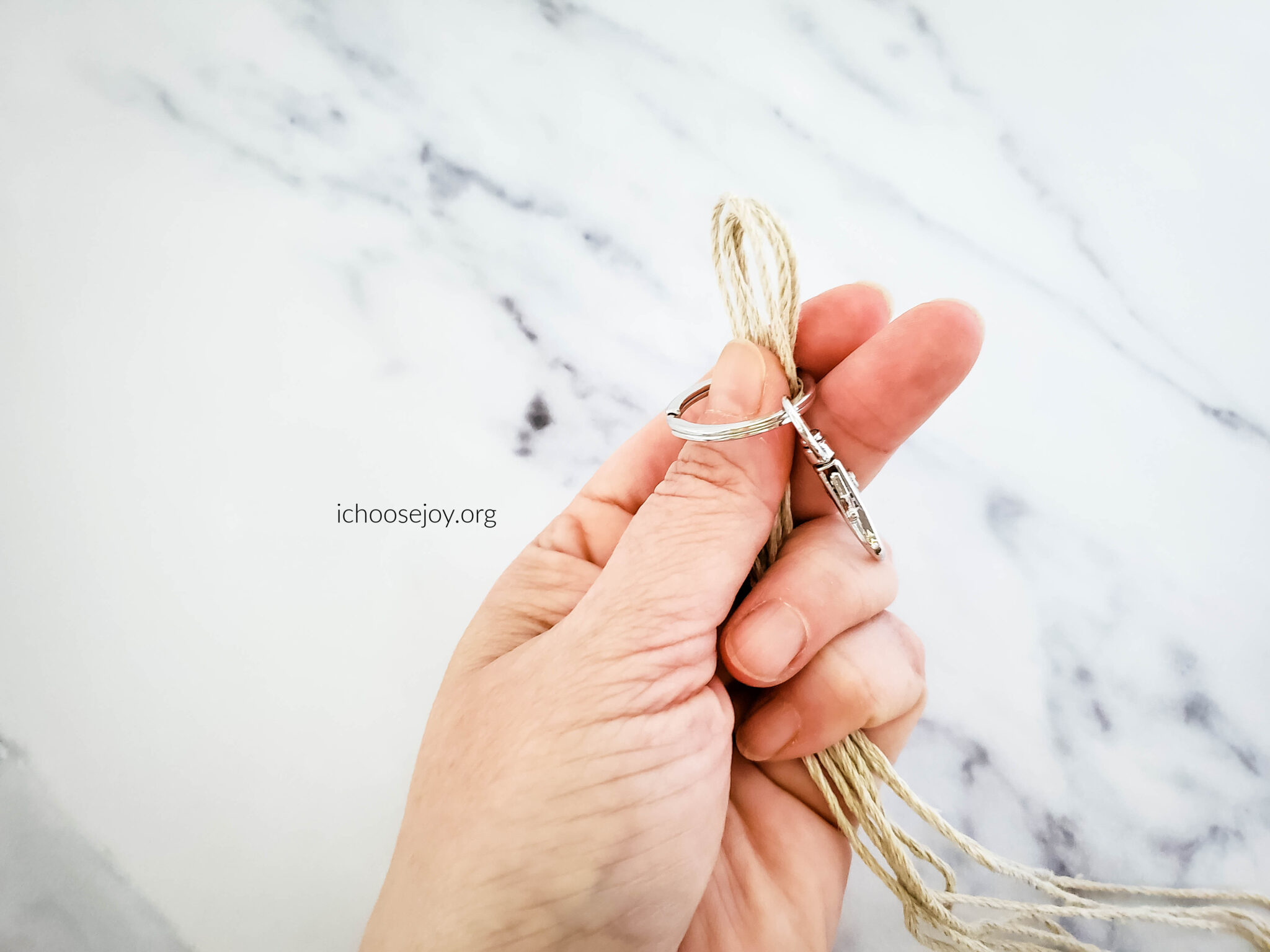Macramé Keychain Tutorial: Homemade Christmas Gift Idea