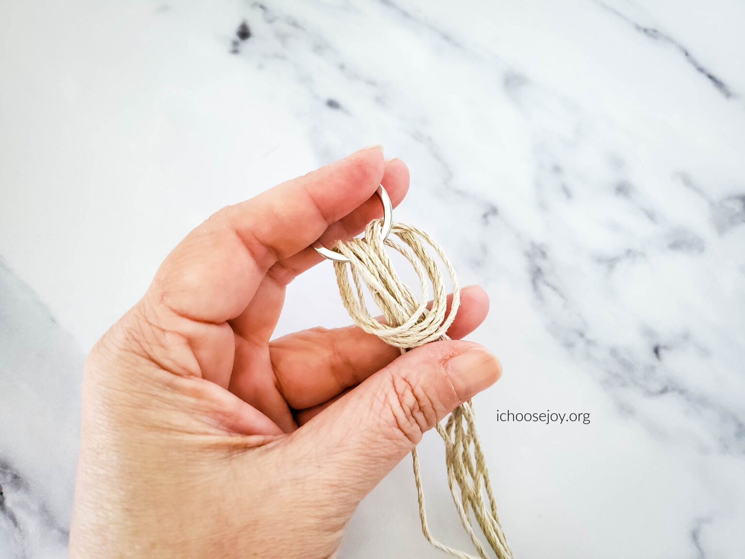 Macramé Keychain Tutorial: Homemade Christmas Gift Idea